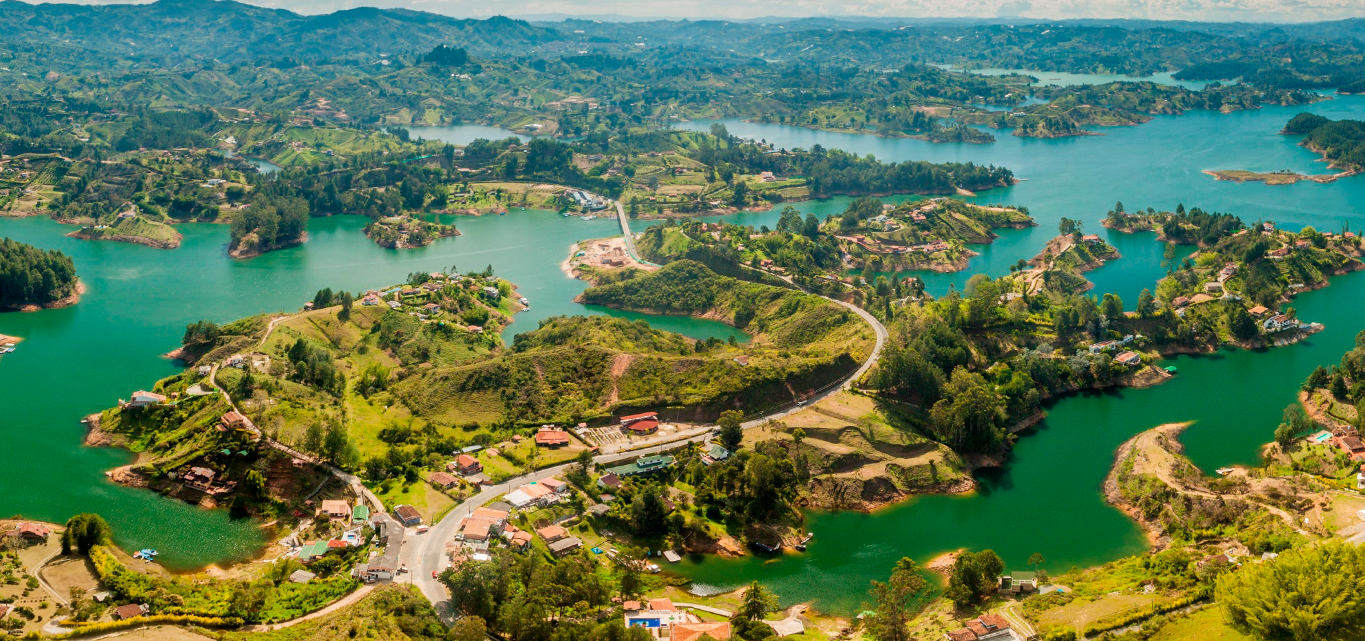 GUATAPÉ: Hogar de la piedra del Peñol - Medellín.Travel